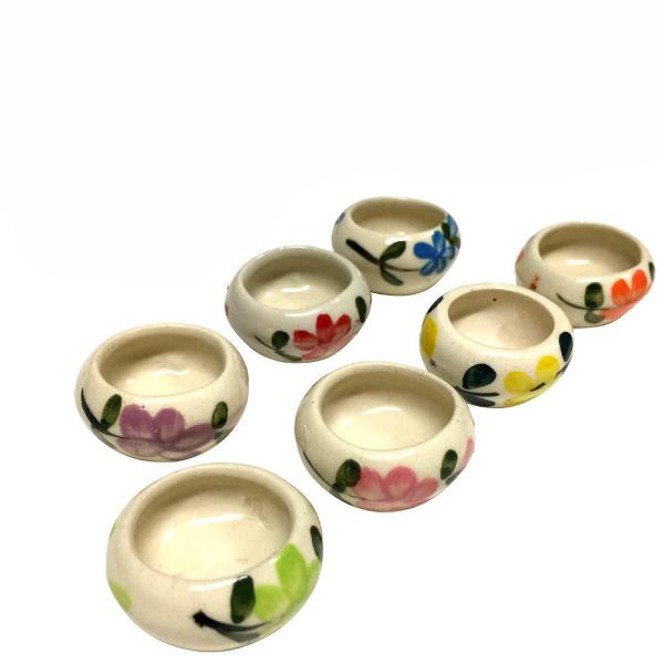 陶磁器（セラミック）のコーン専用お香たてになります。タイ製ですので作りは雑ですが、それがかえって良い風合いを醸し出しております。大きさはかなり小さいので、コーン1個をのせて使用します。楕円形の作りになっており、形がかわいいです。生産国：タイ...