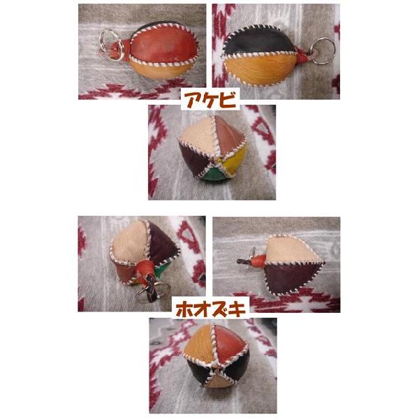 【ポスト投函便配送選択可能です】アフリカはブルキナファソの手作りキーホルダーです。レザーを一枚一枚、手で縫い合わせて作られた暖かみのあるレザーキーホルダーです。※カラーはお選び頂けませんのでご了承下さい。サイズ：約8ｃｍ×5ｃｍ（個体により...