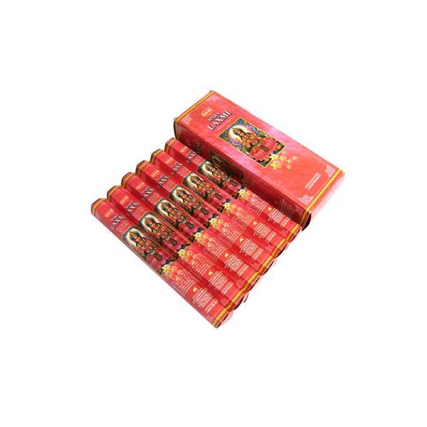 ヒンドゥー教の美と豊穣と幸運を司る女神で、ヒンドゥー教の最高神の1人ヴィシュヌの妻ラクシュミの名を冠したお香です。淡いフローラルの爽やかな香りです。★こちらのお香は同じ香りの6箱セットです！★長さ：約24ｃｍ内容量：約20本×6箱生産国：イ...