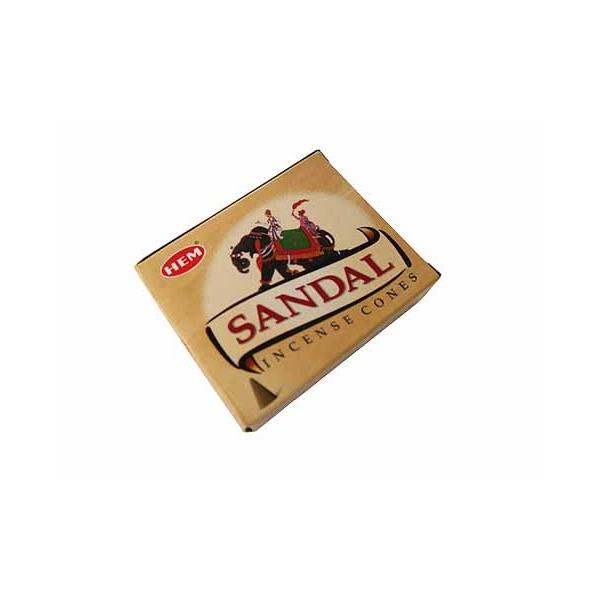 同じHEMでは有名なサンダルベースのチャンダンがありますが、もう少しあっさりしていてやわらかい香りです。コーンタイプは煙の量が多いので、香りが強く、広範囲に香ります。 内容量：約10個生産国：インド注意：コーンタイプは折れや欠けがある場合が...