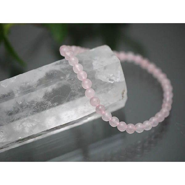 ・ローズクォーツローズクォーツは愛のオーラを循環させ持ち主を輝かせてくれるので、恋愛成就のお守りとして良いとされています。また美の象徴でもあるので女性の魅力を引き出してくれる石でもあります。様々な石との相性もよく非常に扱い易い石です。使用し...