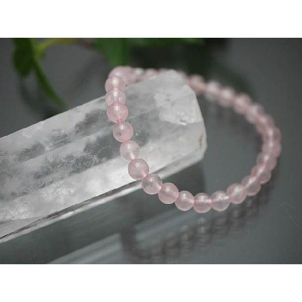 ・ローズクォーツローズクォーツは愛のオーラを循環させ持ち主を輝かせてくれるので、恋愛成就のお守りとして良いとされています。また美の象徴でもあるので女性の魅力を引き出してくれる石でもあります。様々な石との相性もよく非常に扱い易い石です。使用し...