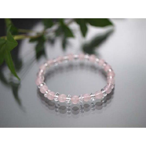 ・ローズクォーツローズクォーツは愛のオーラを循環させ持ち主を輝かせてくれるので、恋愛成就のお守りとして良いとされています。また美の象徴でもあるので女性の魅力を引き出してくれる石でもあります。様々な石との相性もよく非常に扱い易い石です。使用し...