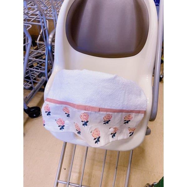 【商品説明】ショッピングカートに付けれるウイルス対策のカバーシートです。お買い物の際、お子様がカートをなめたり触ったりする際に清潔なカバーでウイルス対策にお役立ちです。間に防水シートを挟んでいて3枚仕立てになっております。よだれで濡れても裏...