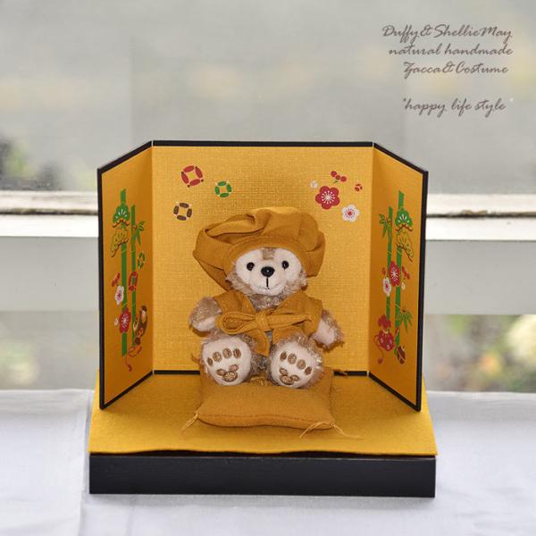 米寿のお祝いに♪小さなストラップサイズのダッフィーに、ちゃんちゃんこを着せたセットです。飾り台や屏風もセットになっていますので、そのまま飾って頂けます。お名前と記念日の刺繍を承ることがが出来ます（別途1500円）特別感があり、とても喜ばれま...