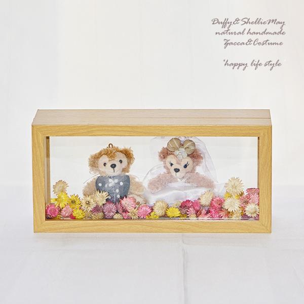 プロポーズ・ウエディング・記念日・お祝いに！　フレームに入ったウエディング姿のかわいいダッフィーシェリーメイ！セットした状態ですので、簡単に飾って頂けます。ウエルカムベアとしてもおすすめです！チーゼルフラワーは、配送時に動きます。届いたら一...