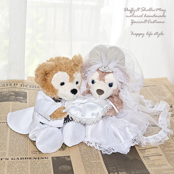 [商品説明] 結婚祝いや記念日のプレゼントに♪ハンドパペットサイズのダッフィー＆シェリーメイが、リングピローを持って寄り添っていますよ。リングピローには二つのリングをセットできます。ダッフィーの着用しているタキシードは、ホワイトとグレーの2...