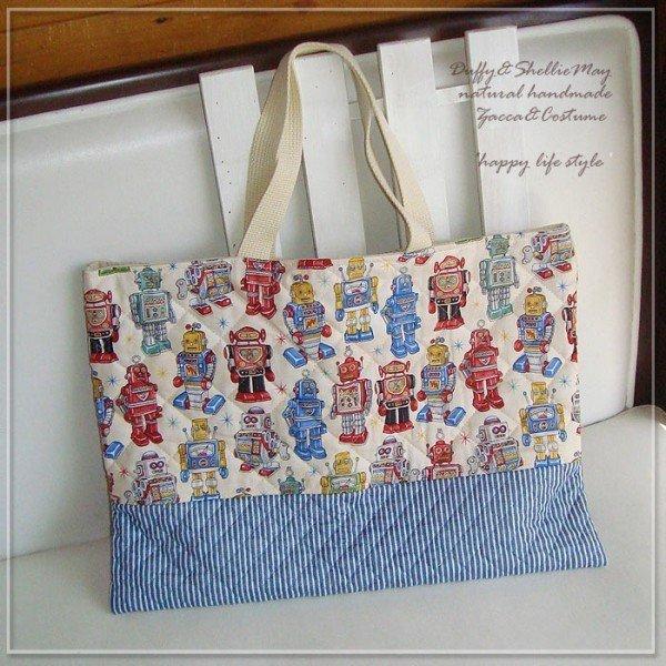 [商品説明] 入学・入園準備に♪ハンドメイドでお作りしたレッスンバッグです。キルティングの生地を使用、裏地も付けてしっかりとお作りしています。 同じ柄で、その他必要な上履き入れなどもございます。  [サイズ] ・レッスンバッグ（約41ｃｍ×...