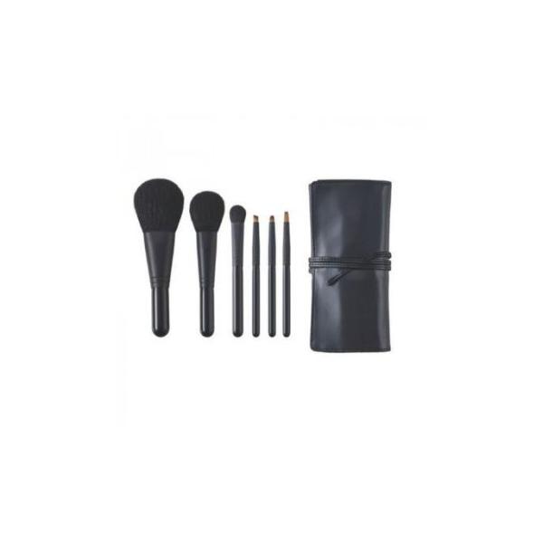 世界に誇る熊野の化粧筆。筆司の手作り極上品質化粧筆。穂先をカットしない熊野の化粧筆は、穂先がやわらかくやさしいので肌触りが違います。メイクのノリや持ちも断然違う逸品です。 生産国:日本・中国(ブラシ専用ケース) 素材・材質:フェイスブラシ・...