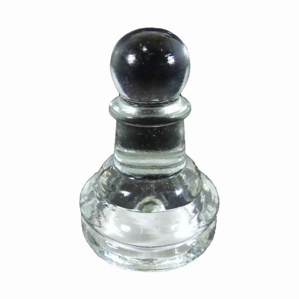 クリスタルガラスチェスの駒のみです。チェスの予備用としての他、アンティーク風なインテリアとしてもオシャレです。ポーンサイズ　約 H2.9×2.2×2.2cm※ 輸入商品の為、多少ムラなどがある場合がございますが、風合いとご理解いただき、予め...