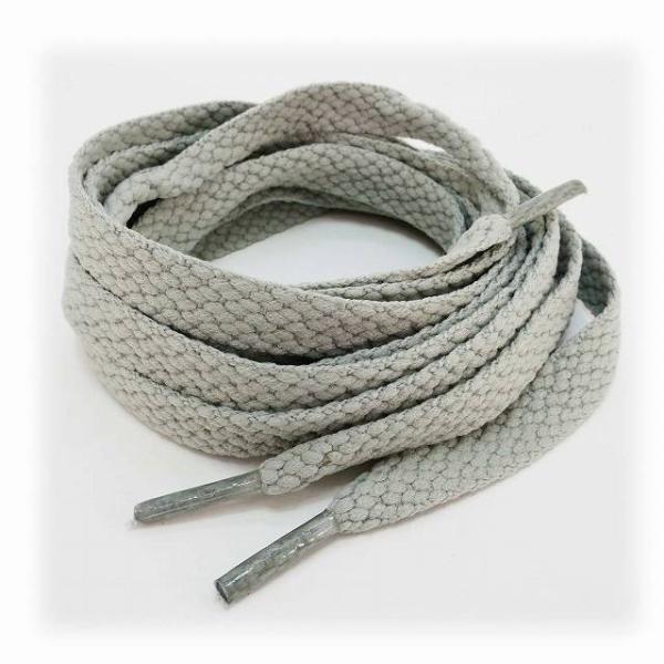 お洒落なくつひも、シューレース飽きてしまったスニーカーも、お気に入りのスニーカーもイメージチェーンジ！幅 約 1.2cm長さ 約 125cm右左１本ずつのセット(１足用)編み込み風の平ひもです。※ 左右で若干長さが違う場合がございますが、ス...