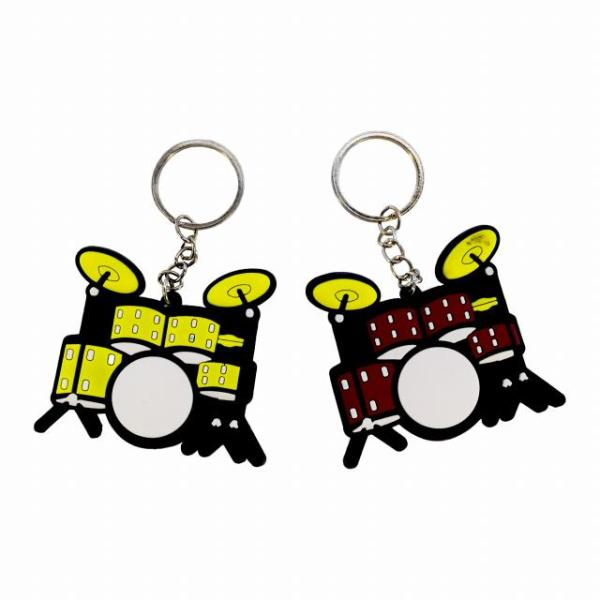 ちょっとリアルなドラムセットのキーホルダーです。2色セットとなります。ちゃんとハイハットも見えます。スネアがだいぶ横にあるのはご愛嬌です。笑さりげなくドラマーをアピールしたり、ドラムが好きな方におすすめのキーホルダーです。ラバーキーホルダー...