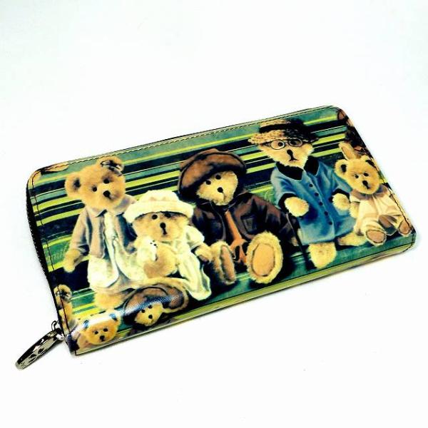 ラウンドファスナーの長財布、長札財布です。おしゃれでかわいいベアーのデザインが印象的なDeckas paris大人の女性向きな雰囲気のある品質の財布です。サイズ　約 19.5×10×2.5cm素材　PVCレザー小銭入れあり、カード入れ8　札...