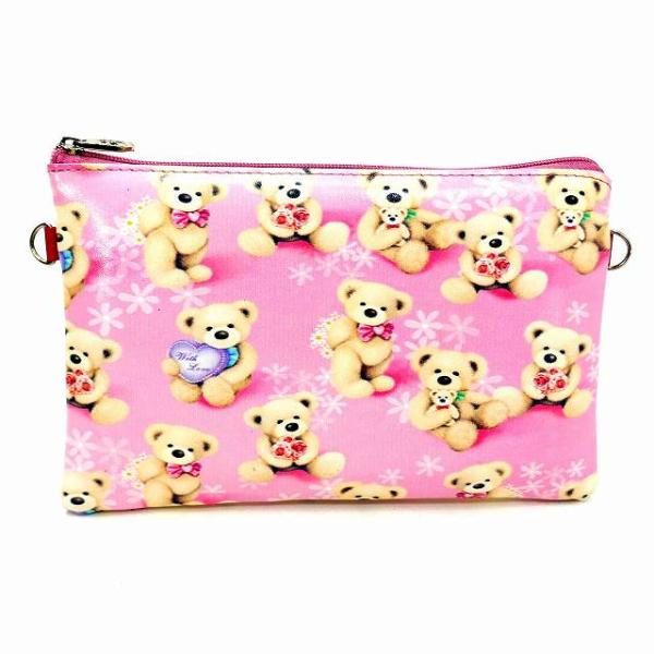 フラットタイプ、マチなしのポーチです。カード入れ3、ファスナー式内ポケットなどがありますので、貴重品ケースや財布まようにも使えるマルチポーチです。おしゃれでかわいいベアーのデザインが印象的なDeckas paris大人の女性向きな雰囲気のあ...