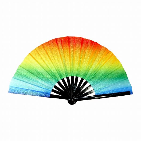 バンチの効いたキラキラに輝く特大サイズのレインボー扇子です。お店のディスプレイやお部屋の飾りにも、とっても目立つジャンボ扇子です。圧倒的な存在感、普通の扇子が「そよ風」なら、これは「虹色旋風」です笑結婚式の余興や忘年会、新年会などの飛び道具...