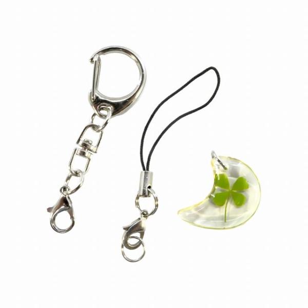 幸運の象徴である本物の四葉のクローバーが樹脂で固められ、アクリルフレームに入れられた素敵でおしゃれな四つ葉です。キーホルダーとストラップ付きでお好みでセルフでご使用ください。本物の四つ葉が入ってますのでそれぞれ個体差があり異なります。世界に...