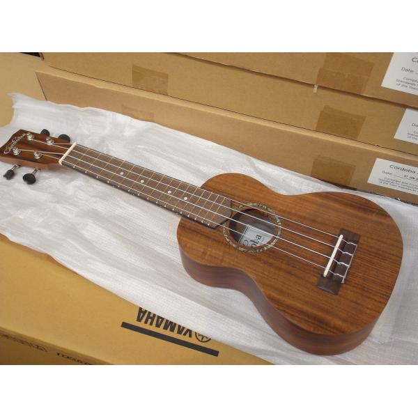 正規輸入品・新品です。本数限定30%OFFで大変お得です!!ぜひこの機会に良質のウクレレをご検討ください。コルドバは本来はギターメーカーで作りや仕上げも大変綺麗です。28Sは「ハワイアンコア」を使用したボディで、音色も伝統的なウクレレサウン...