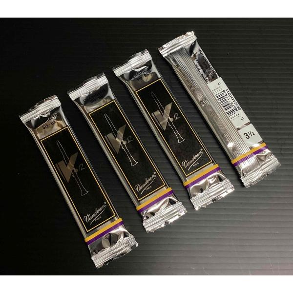 野中貿易の正規品・新品です。バンドーレン・V12リードクラリネット用(B♭・ベークラ)用・サイズ3半(3・1/2)です。バラ売り４枚での出品です。V.12リードは、アルトサクソフォン用リードと同じ太さのケーンから作られます。したがって、ヒー...