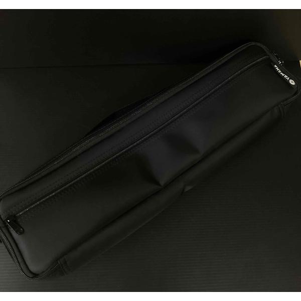 正規品・新品です。ヤマハ純正のフルートのハードケース用ケースカバーFLB-200Cです。ハードケースに入れたフルートを持ち運ぶための持ち手付ケースカバーです。通常発注から3か月〜半年ほどの納期がかかります。当店在庫ございますので即納可能です...