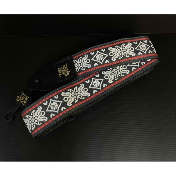 正規品・新品です。数量限定で超特価【40%OFF!!】です。ERNiE BALL ClassicJacquardStrap「Blackjack Red 」プロアマ問わず世界中で愛用者の多いアーニーボールストラップ。ジャガード織りでレトロでビ...