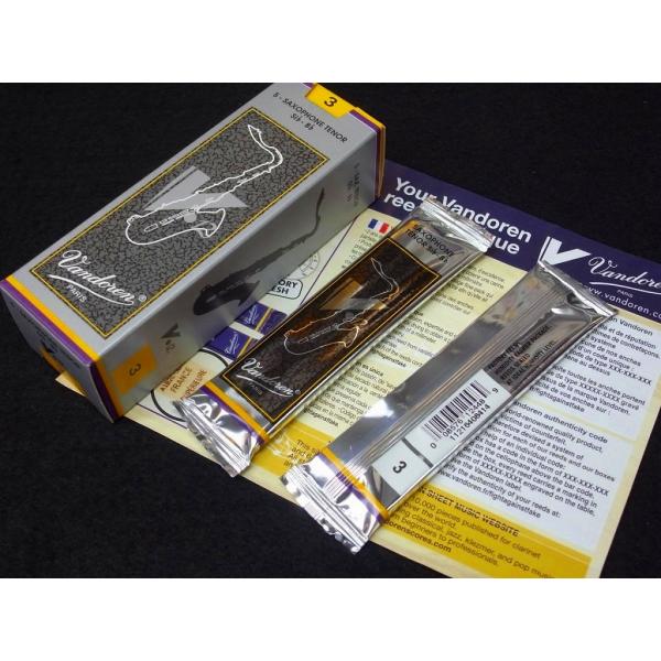 正規輸入品・新品です。バンドレンリードのバラ売りです。V12・通称「銀箱」テナーSAX用・サイズ3・2枚組での出品です。選ばれたケーンから作り出されたV.12 リードはヒールが厚めで、パレットを長めにカットしトラディショナルよりもわずかに厚...