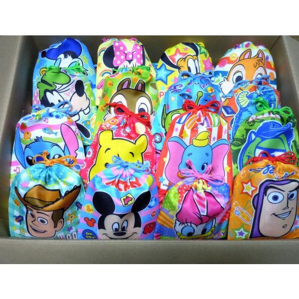 ディズニー　ミニの可愛い巾着袋に人気のお菓子を入れた可愛い 駄菓子詰め合わせ。餅太郎、いちご大福、パンダローの３種類のお菓子が入っています。巾着袋の柄は全部で１６種類です。巾着袋の大きさは17×１4cmです。素材はポリエステルです。１箱に大...