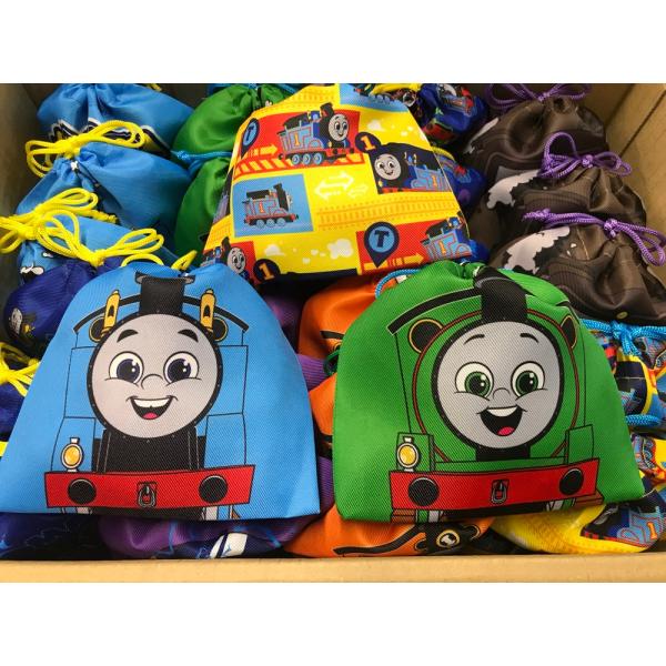 きかんしゃトーマス 可愛い巾着袋に人気のお菓子を入れた可愛い 駄菓子詰め合わせ。餅太郎、パンダロー、あべっ子ラムネの３種類のお菓子が入っています。巾着袋の柄は全部で８種類です。巾着袋の大きさは15×15cmです。素材はポリエステルです。１箱...