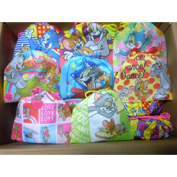 トムとジェリーの可愛い巾着袋に人気のお菓子を入れた可愛い 駄菓子詰め合わせ。餅太郎、パンダロー、あべっ子ラムネの３種類のお菓子が入っています。巾着袋の柄は全部で８種類です。巾着袋の大きさは15×15cmです。素材はポリエステルです。１箱に大...