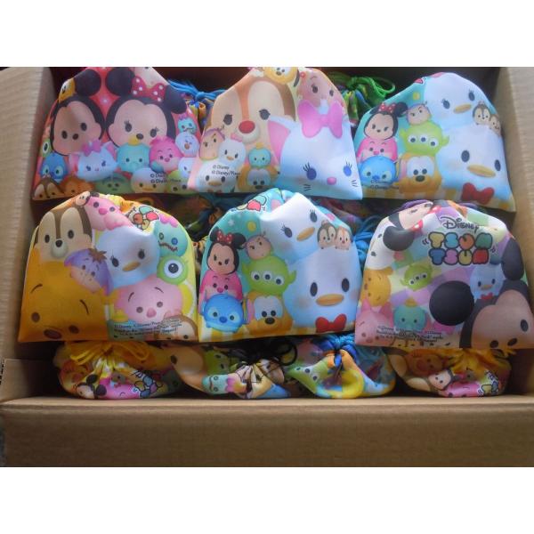 ディズニー ツムツムの可愛い巾着袋に人気のお菓子を入れた可愛い 駄菓子詰め合わせ。餅太郎、パンダロー、いちご大福の３種類のお菓子が入っています。巾着袋の柄は全部で８種類です。巾着袋の大きさは15×15cmです。素材はポリエステルです。１箱に...