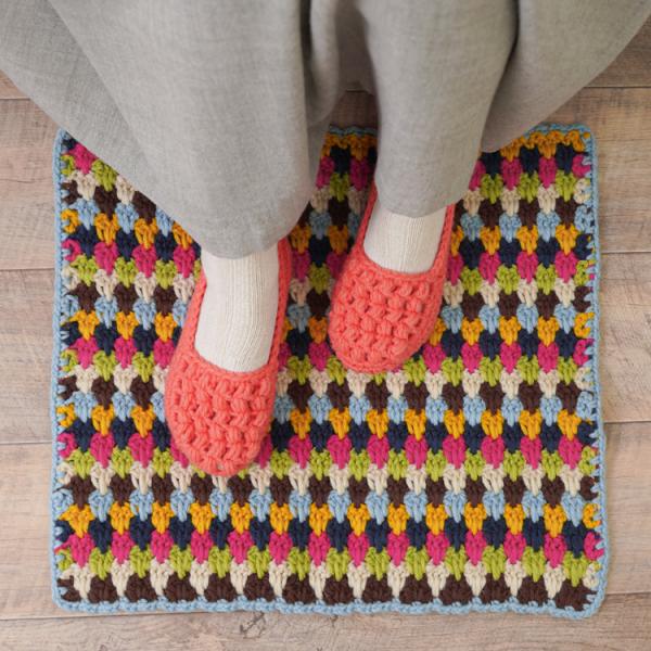 knitworm 編み物キット #5-10 カラフルマット1段ごとに色を変えて編むカラフルなマット。ベッドサイドに置いたりオシャレインテリアになります♪キット内容・毛糸：アクリロ極太 /水色(10）、ベージュ(2)、マスタード(4)、マゼン...