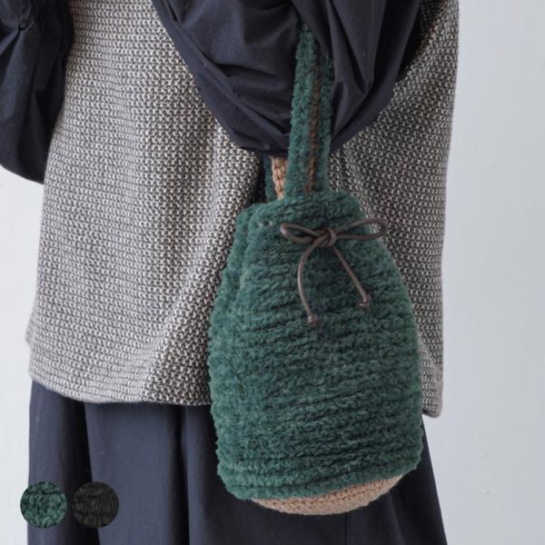 商品名：編み物キット #17-5 ファーのワンハンドルバッグかぎ針編みの編み地に、ファーの編み地を上から編みつけて作っていきます。チラッと見える底のこま編みもかわいいです。カラー：ダークグリーン、ブラックキット内容：毛糸（ダークグリーン）：...