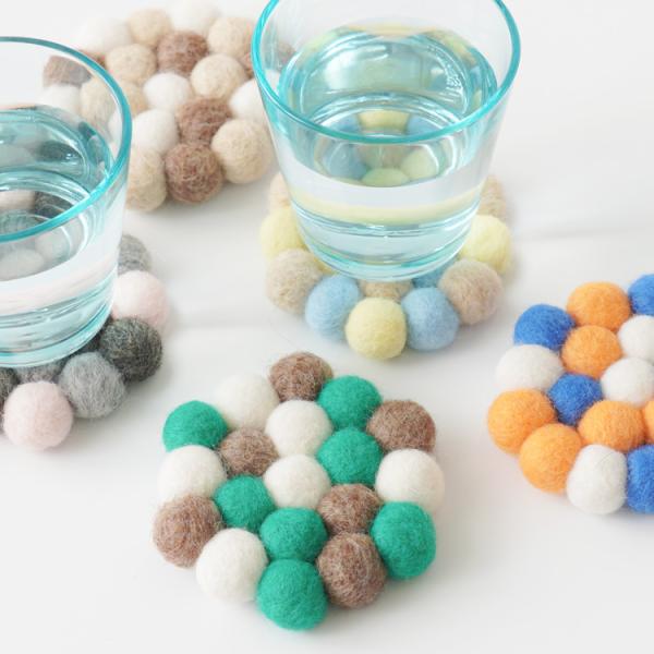 商品名：FELTEA ニードルでつくるフェルトボールのコースター 全4色セット内容：羊毛、レシピ品質：ウール100%（日本製）パッケージサイズ：約14x20x4cm 41g原産国：日本フェルトボールをつなげて、コースターが2枚作れるキットで...