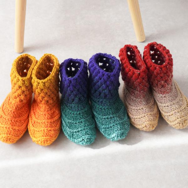 商品名：編み物キット #21-12 1玉で編めるルームシューズ品番：10910uv55220モデル：164cm難易度：★★★ （中級者さん向け）デザイン：原ウール企画室使用している毛糸：Laines du Nord SLIPPERS企画：日...