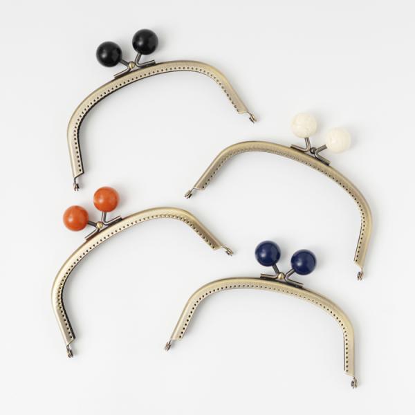 商品名：大玉のくしビーズ口金 12cm（4寸）品質：鉄、アクリルサイズ：約12×6cm重さ：約36g原産国：中国アンティークな雰囲気と高級感のある光沢が魅力の口金です。特徴的な大きならっきょう玉は、アクセントとしてのデザイン性を高めるだけで...