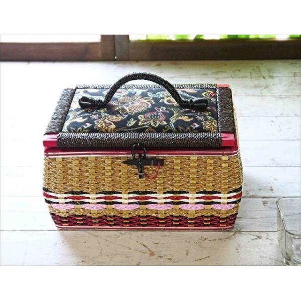 「レトロ」と呼ばれる時代に生まれたこの裁縫箱。そのデザインは、「昭和」のセンスに満ちています。懐かしいけどアンティークじゃない。手作り品だけれども、今風のリネン・カントリー・ナチュラルなどともちがう。　和と洋、ナチュラルとケミカル、落ち着い...