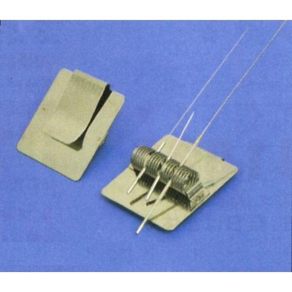 ☆　温鍼の手法を衛生的に使用します。☆　本体裏側のクリップ部を白衣の胸ポケットに差しこみ、　　バネ部分に鍼の龍頭部分を挟み込んで使用します。