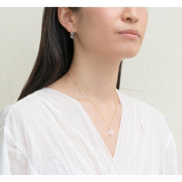つぼみ型のガラスが光を集めてきらめく姿は、揺れ動くともし火のように、静かにその存在感を感じさせてくれます。ガラスの大きさ：9×12（mm）チェーンの長さ：450（mm）真鍮+ゴールドメッキ原産国：日本製HAA-HL-N※ご注文状況等により、...
