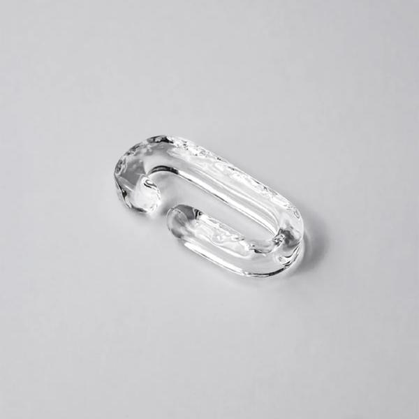 水のゆらめきをイヤーカフに落とし込みました。長めのシルエットで、耳元を涼やかに印象づけます。＊こちらは片耳用(１パーツ)の商品です  ガラス大きさ 41×19(mm)　＊片耳用(1パーツ)品番 HAA-WR-EC 材質 耐熱ガラス原産国 日本製