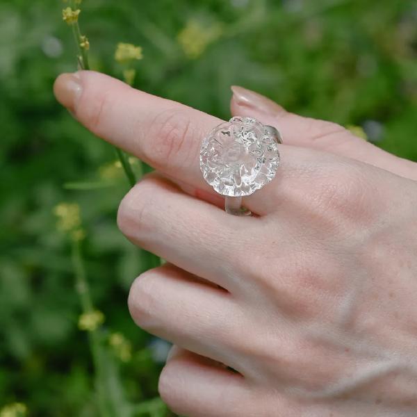 晴れやかな空の下、太陽に向かっていきいきと開く花をイメージしました。繊細にかたどられたガラスの花びらが、存在感豊かに輝きます。サイズ 12-13号　ガラス大きさ φ20(mm)オールガラス品番 HAP-SN-R材質 耐熱ガラス原産国 日本製