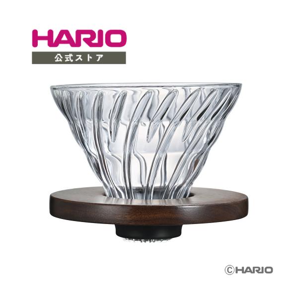 ドリップホルダーにウォールナットを使用したドリッパー。HARIO　V60の円すい型は縦にコーヒー粉の層が厚くなり、お湯が円すいの中心に向かって流れる事でお湯がコーヒー粉に長く触れ、豆の味・香り・旨みをしっかり抽出します。Wolnut Woo...