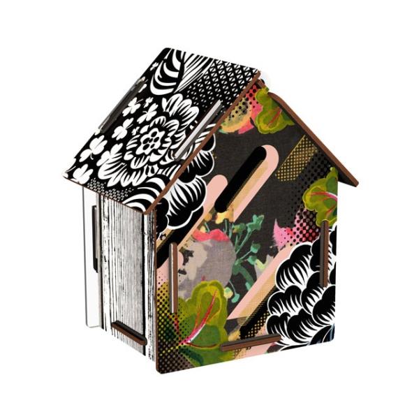 屋根が開閉する小物入れです。片面が透明なプラスチックパネルになっているので、中身の確認もカンタン。インテリアとしてはもちろん、同柄のコーヒーカプセルホルダーやバスケットと合わせて、キッチンでのご使用もおすすめです。● こちらの商品はフラット...