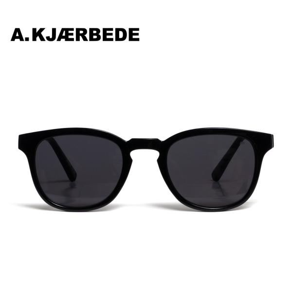 ■ブランド説明A. KJAERBEDEは北欧デンマークのコペンハーゲンを拠点とするサングラスブランド。ハイクオリティで手頃なサングラスがなく、品質と価格が必ずしも一致しない業界であることに疑問を抱いていたAdam Geertsenは、高品質...