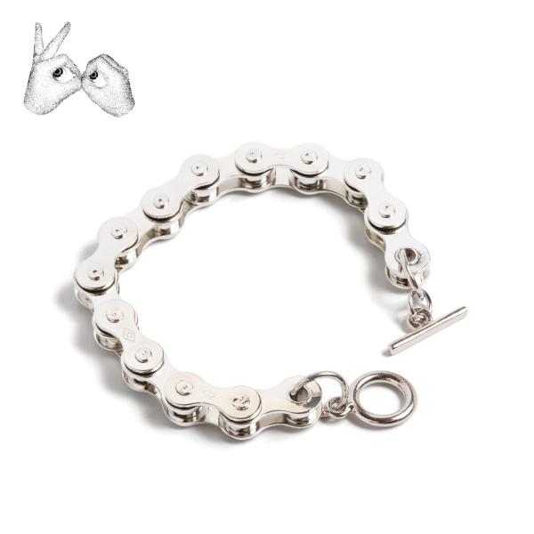 ■ブランド説明VOO・2008年にブランドスタート。「―」引き算をプロダクトコンセプトとしつつアーカイブを軸に練り上げ混ぜ融かした 『アリソウデナイモノ』を具現■商品説明バイクチェーンをモチーフにしたチェーンブレスレットです。シンプルなスタ...