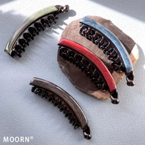 大人可愛いマーブルカラーのバナナクリップ。大人っぽい落ち着いたカラーとシンプルなデザインなのでデイリーからオフィススタイルまでお使いいただけます。【商品名】バナナクリップ【サイズ】全長：約13.5cm　　　　　挟み部分：約10.5cm　　　...