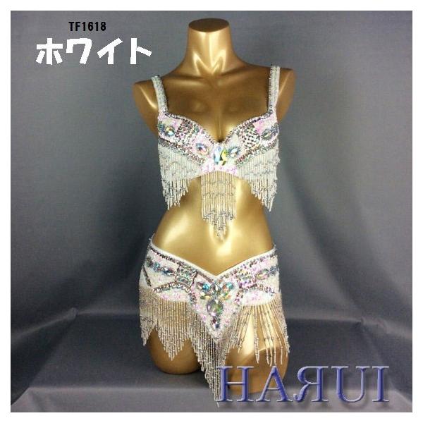 ◆商品番号：tf1618wh-us◆セット内容：ブラ ベルトの2点◆カラー：ホワイト/シルバーベリーダンス衣装 ブラ ベルトの2点セットです。しずく型 ストーンがメインのデザインで、ブラベルト共に 長いビーズ飾りがとても揺れます。全てのスパ...