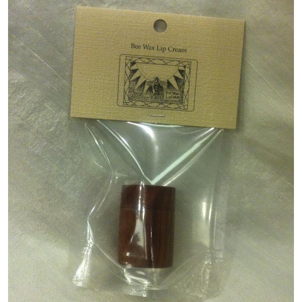 ネパールのオーガニック農場でハンドメイドされているミツロウのリップクリーム。シソーの木でできた器もカトマンズのクラフト工房で職人さんがろくろを回してハンドメイド。使い込むほどにころんとした形が手になじみ、味わいが深くなります。リップを使い終...