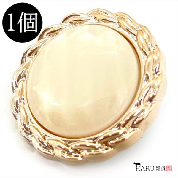 【発売日：2024年05月04日】・アンティーク調のデザインが素敵な正円プラスチックボタンです。大振りで高級感あるデザインですが軽量なのが使いやすい！・そのまま飾りボタンとしては勿論、ボタン足部分をニッパーで切ってカボションやレジン、アクセ...