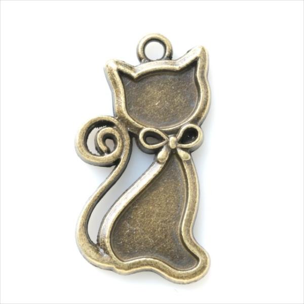 ・レジンや樹脂粘土アクセサリーなどに活躍するベース土台パーツです。クリアカボションの台座でチャーム、アクセサリートップなど幅広くご利用頂けます！・ラメパウダーやシェルパーツ、チェーンにストーン、フレームパーツなどデコパーツを封入し宇宙や海モ...