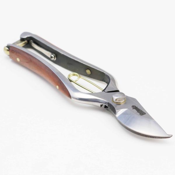 手造り（鍛造）の剪定鋏です。特徴のある刃は剃刀のように鋭く植物の切り込み、剪定に最適です。全行程を手作業で加工しており持ち手には天然木「ブビンガ」の木を張り握り心地が特別な良さを感じさせます。こちらの製品には「刃研ぎ１回サービス券」が付属さ...