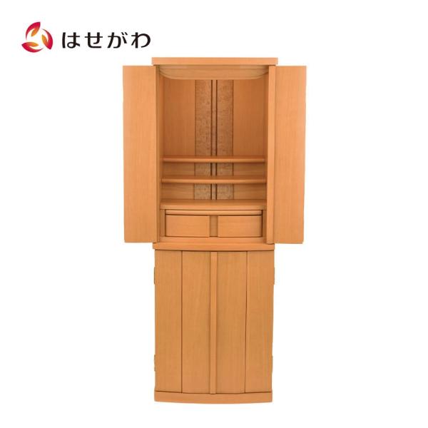 メープル調の明るい色合いのお仏壇です。下台内部にはスライド棚と棚板がついています。棚板は取り外しができるので広々とした収納が可能です。LEDライトも内蔵しています。※本商品は、店舗によって取り扱いがない場合がございます。ご来店前にお問合わせ...